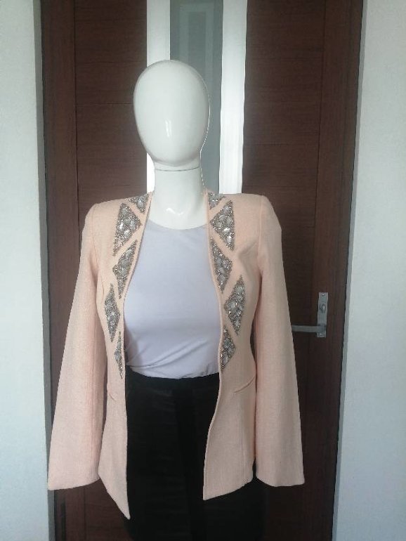 Blazer rosa palo con pedrería de Taroni de segunda mano - GoTrendier