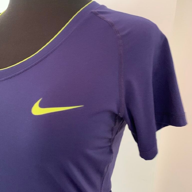 Playera Deportiva Morada Nike de segunda mano - GoTrendier