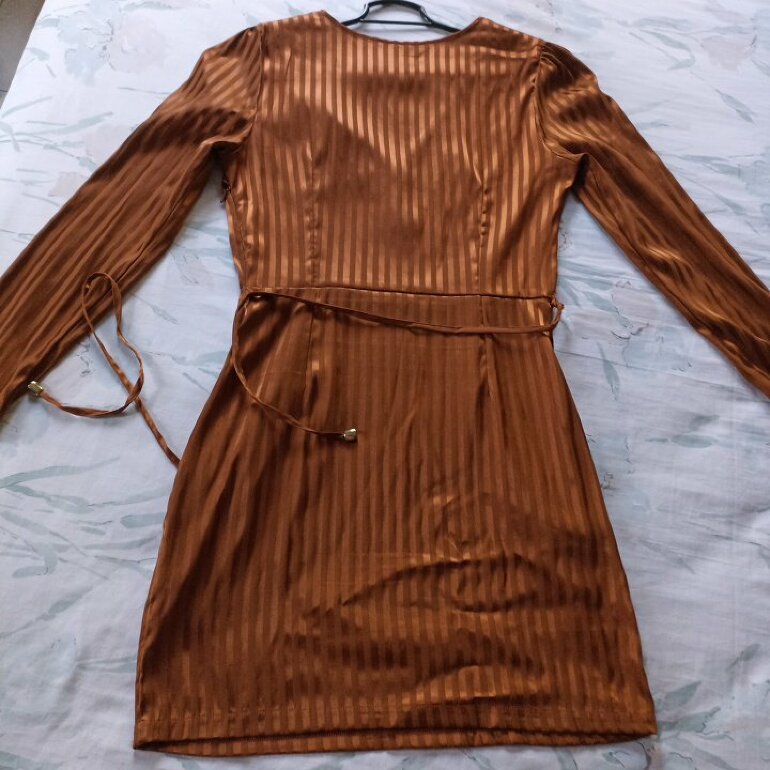Elegante vestido color cobre de LOB de segunda mano - GoTrendier