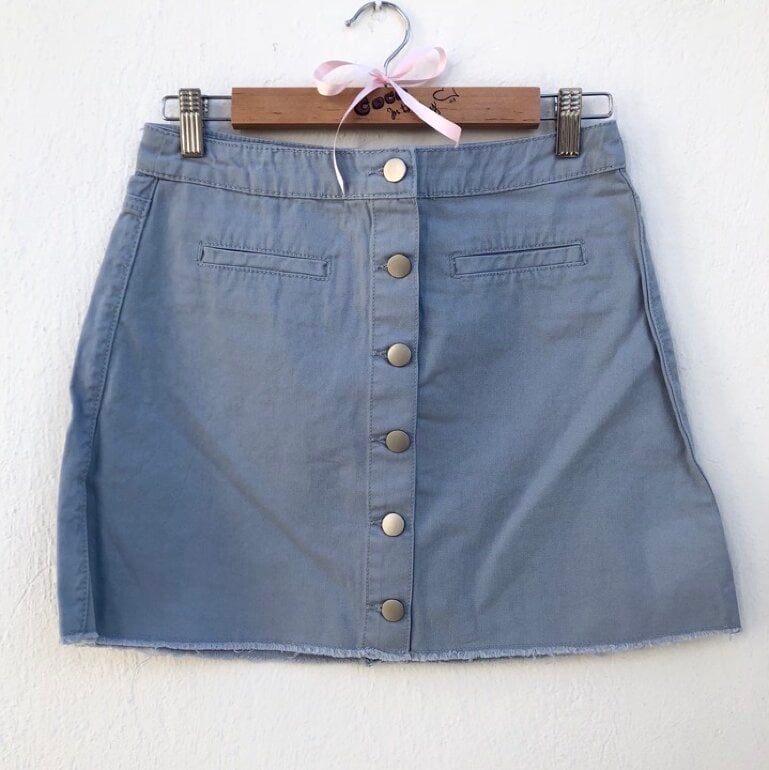 mini falda azul cielo con botones de Forever 21 de segunda mano ...