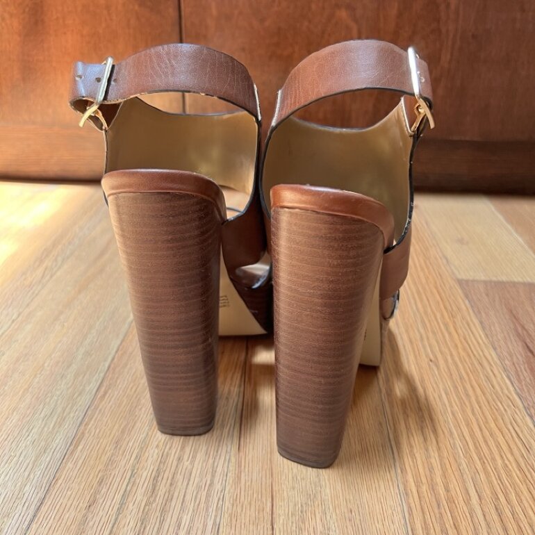 Tacones café y dorado Studio F de segunda mano - GoTrendier