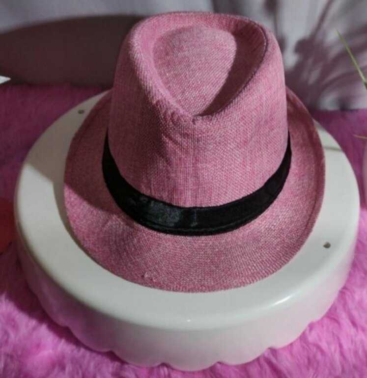 Sombrero rosa fiusha con línea negra de Otras marcas de segunda mano ...
