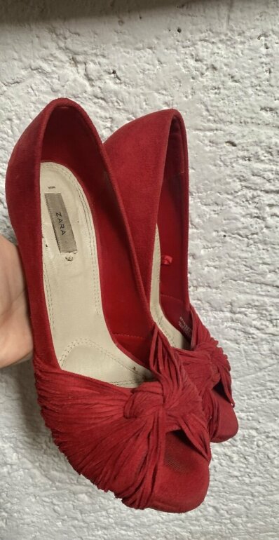 Tacones rojos de ZARA de segunda mano - GoTrendier