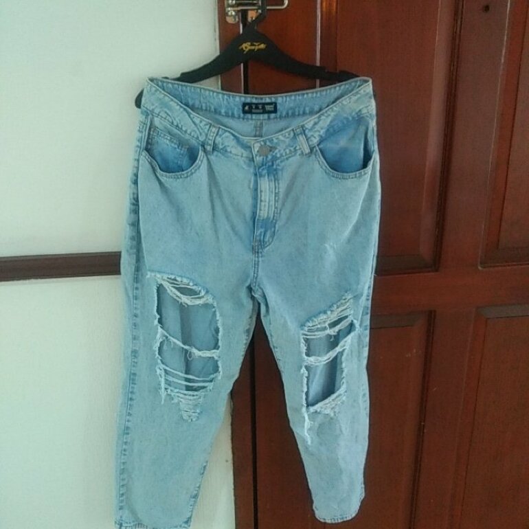 Pantalón mom Jean cuidado con el perro de segunda mano - GoTrendier