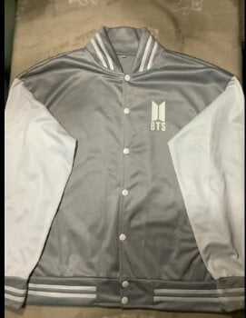 Jaket de BTS *NO ORIGINAL* de Express de segunda mano - GoTrendier