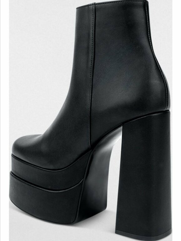 BOTAS NEGRAS DE TACÓN ESTILO BRATZ de Abusiva de segunda mano - GoTrendier