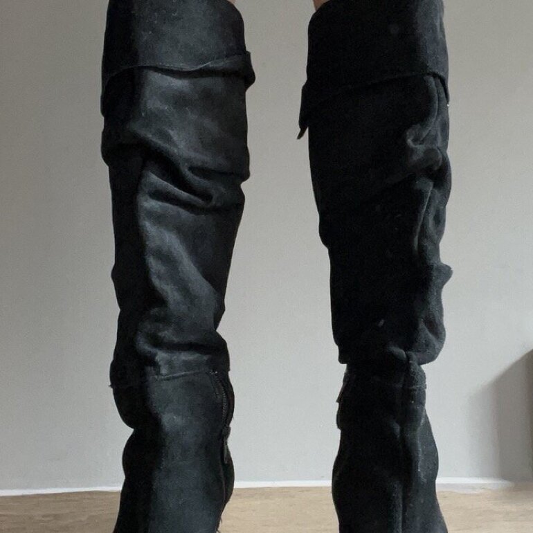 Botas altas negras gamuza de Perugia de segunda mano - GoTrendier