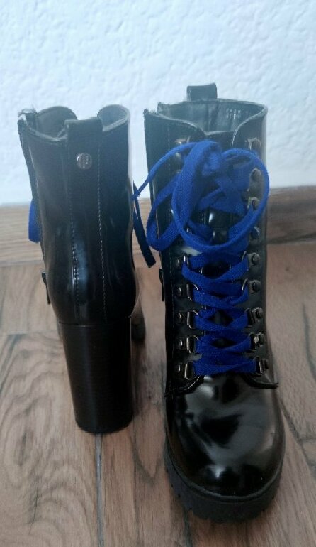 Botas negras de agujeta y tacón 10cm de Efe de segunda mano - GoTrendier