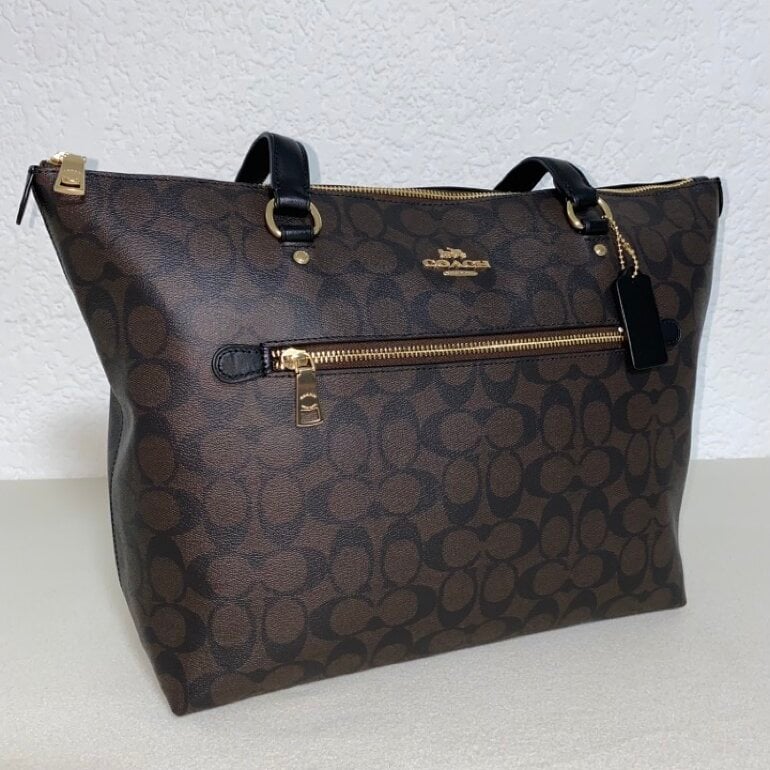 Bolsa Coach nueva original monogram de segunda mano - GoTrendier
