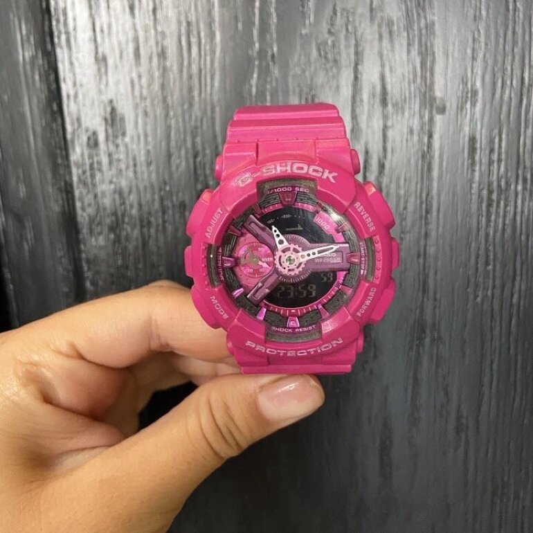 Reloj G-SHOCK rosa con interior negro de Casio de segunda mano - GoTrendier