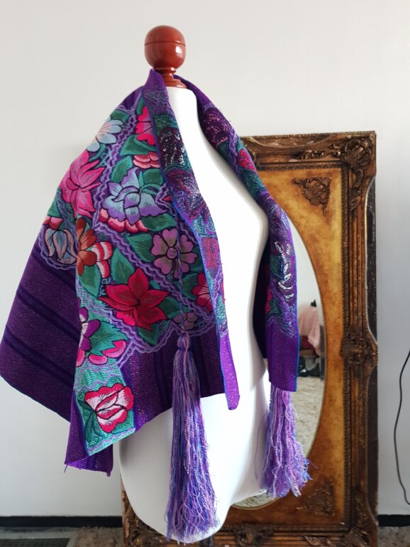 Capa artesanal morada mexicana de Otras marcas de segunda mano - GoTrendier