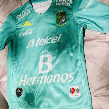 Playera deportiva oficial club Leon🦁 de Pirma de segunda mano - GoTrendier