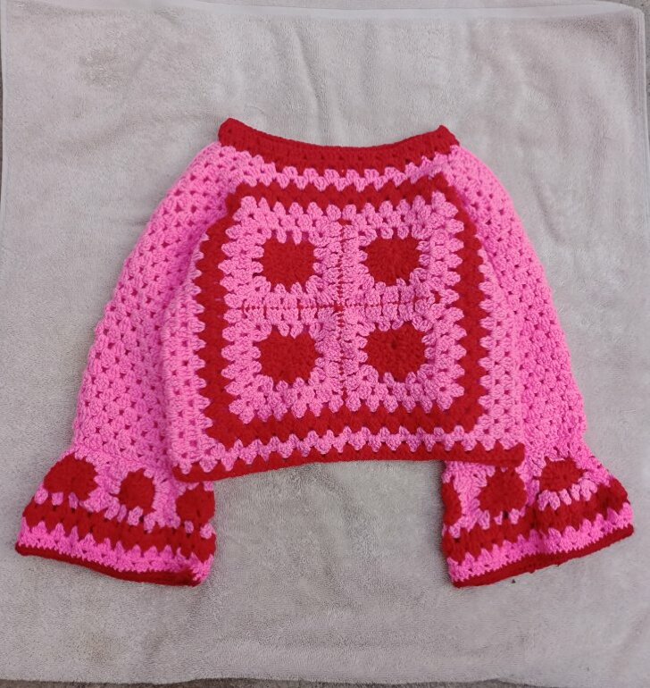 Sueter de corazones rosa con rojo de Otras marcas de segunda mano ...