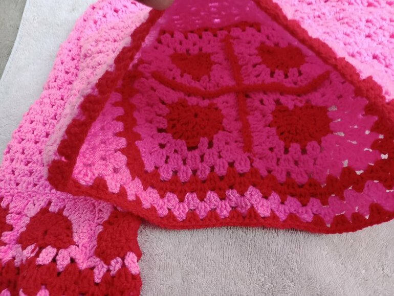 Sueter de corazones rosa con rojo de Otras marcas de segunda mano ...