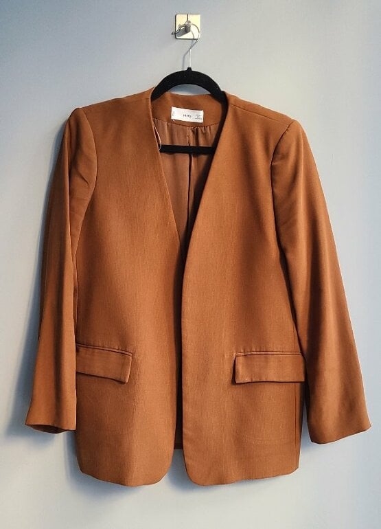 Blazer color cafe talla M marca Mango de segunda mano - GoTrendier