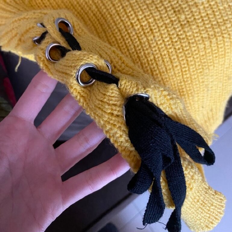 Sueter amarillo con listones negros de Shein de segunda mano - GoTrendier