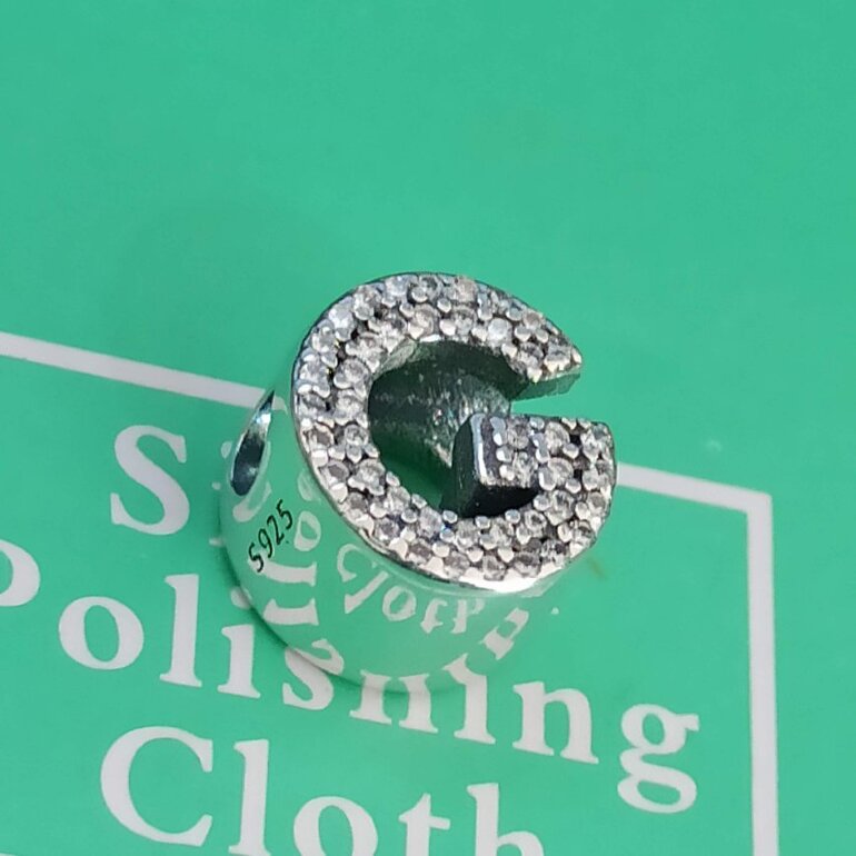 Letra G Charm plata s925 de Otras marcas de segunda mano - GoTrendier