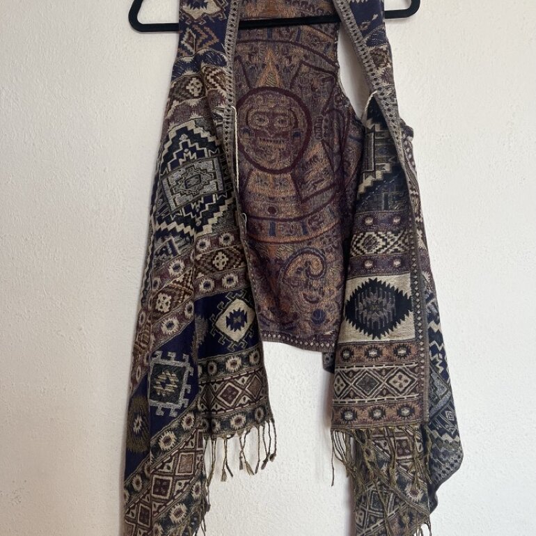 Chaleco tribal con calendario azteca de Otras marcas de segunda mano - GoTrendier