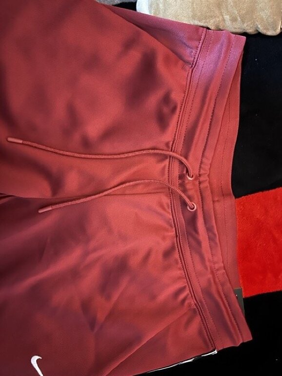 Pants NIKE color vino NUEVO de segunda mano - GoTrendier