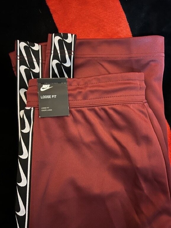 Pants NIKE color vino NUEVO de segunda mano - GoTrendier