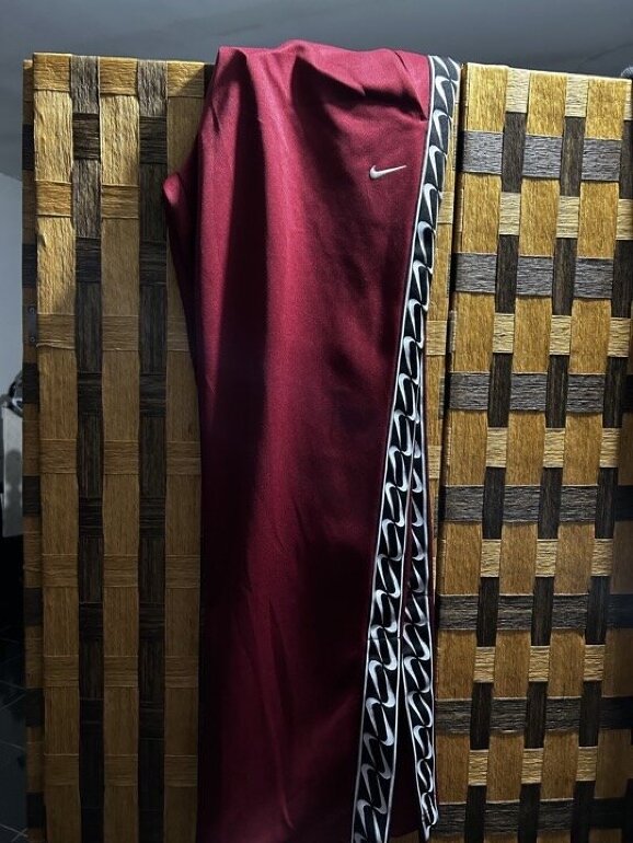 Pants NIKE color vino NUEVO de segunda mano - GoTrendier