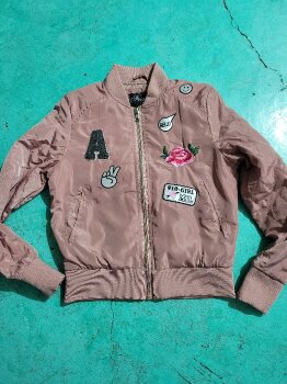 Bomber jacket rosa palo con parches de Furor de segunda mano - GoTrendier