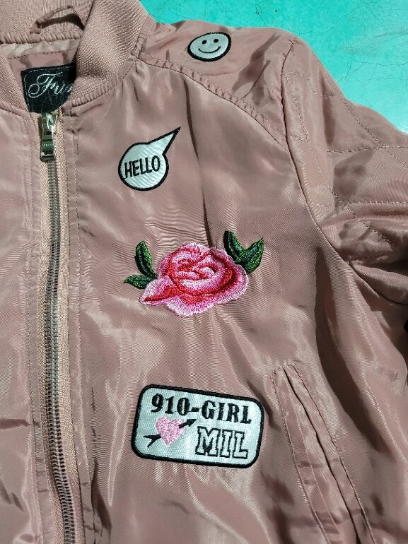 Bomber jacket rosa palo con parches de Furor de segunda mano - GoTrendier