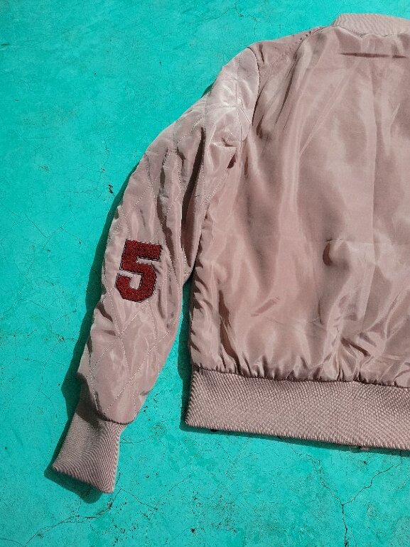 Bomber jacket rosa palo con parches de Furor de segunda mano - GoTrendier