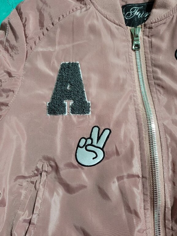 Bomber jacket rosa palo con parches de Furor de segunda mano - GoTrendier