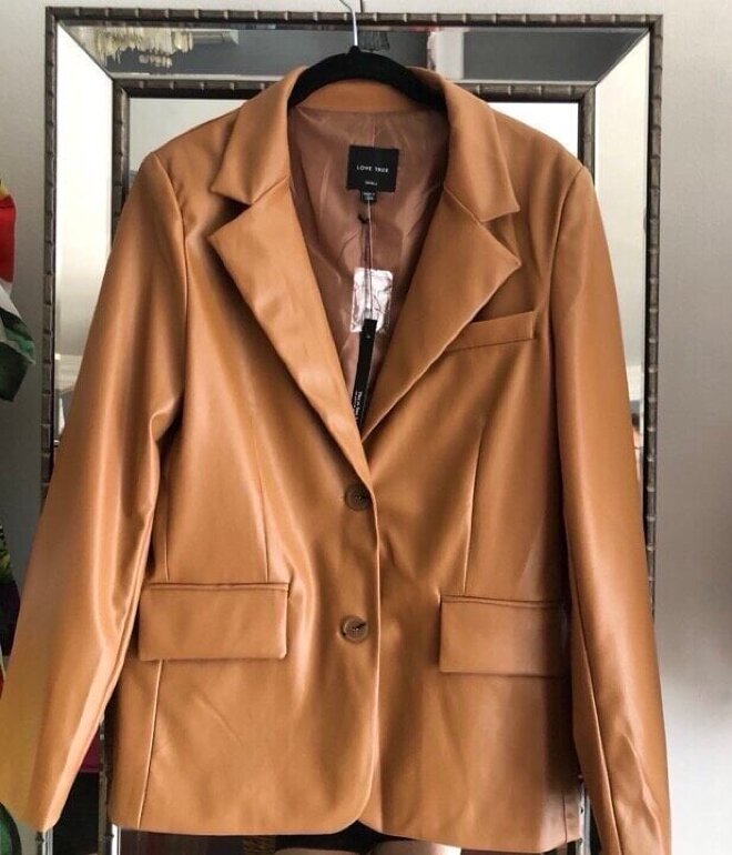 Blazer efecto piel café de Love Tree de segunda mano - GoTrendier