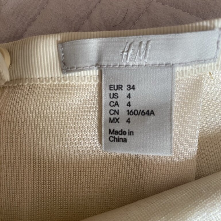 Falda tipo lápiz color beige dorada de H&M de segunda mano - GoTrendier
