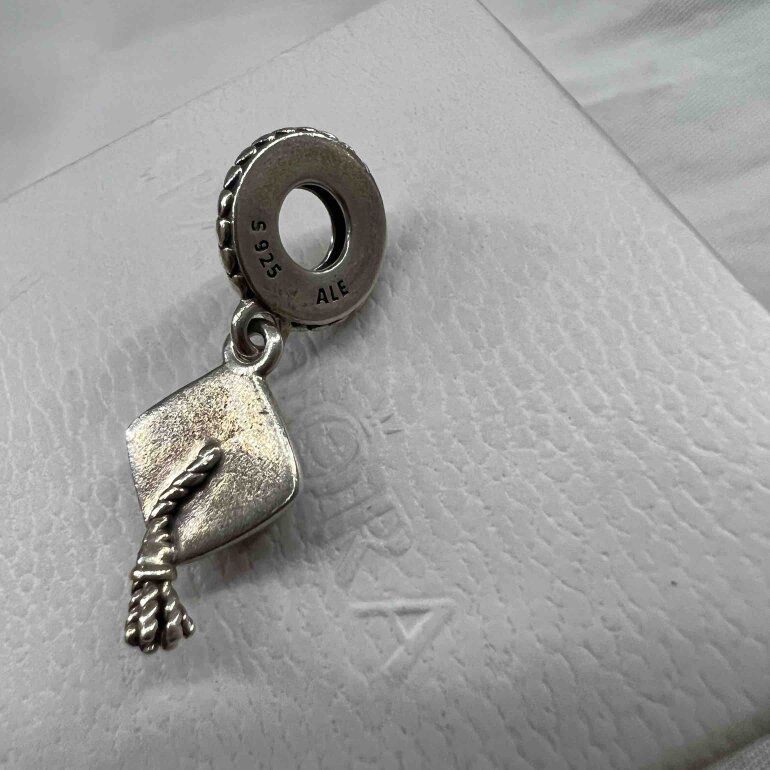 Charm birrete de graduación de Pandora de segunda mano - GoTrendier
