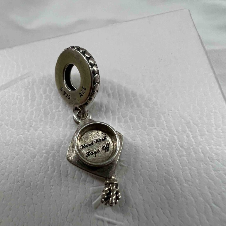 Charm birrete de graduación de Pandora de segunda mano - GoTrendier