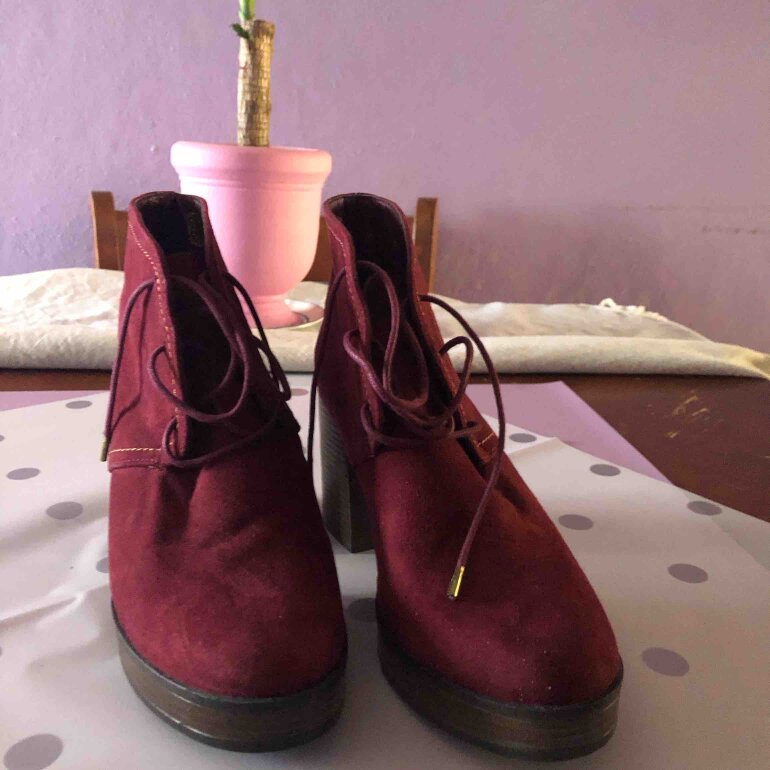 Botines color vino con agujetas de Otras marcas de segunda mano ...