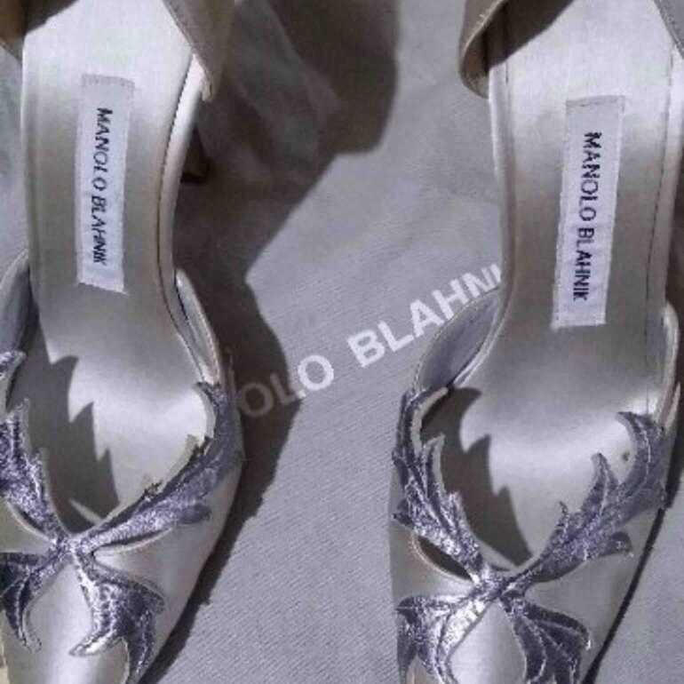Zapatilla color plata manolo blahnik de segunda mano - GoTrendier