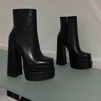 Botas bratz tipo Versace de Otras marcas de segunda mano - GoTrendier