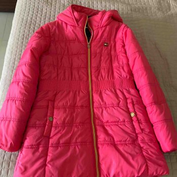 Chamarra Tommy Hilfiger. Color rosa de segunda mano - GoTrendier