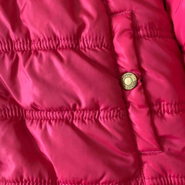 Chamarra Tommy Hilfiger. Color rosa de segunda mano - GoTrendier