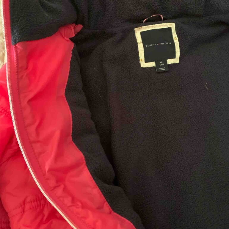 Chamarra Tommy Hilfiger. Color rosa de segunda mano - GoTrendier