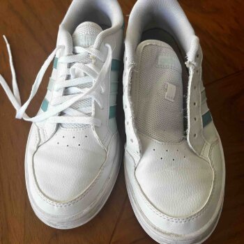 Tenis Adidas blancos franjas azules de segunda mano - GoTrendier