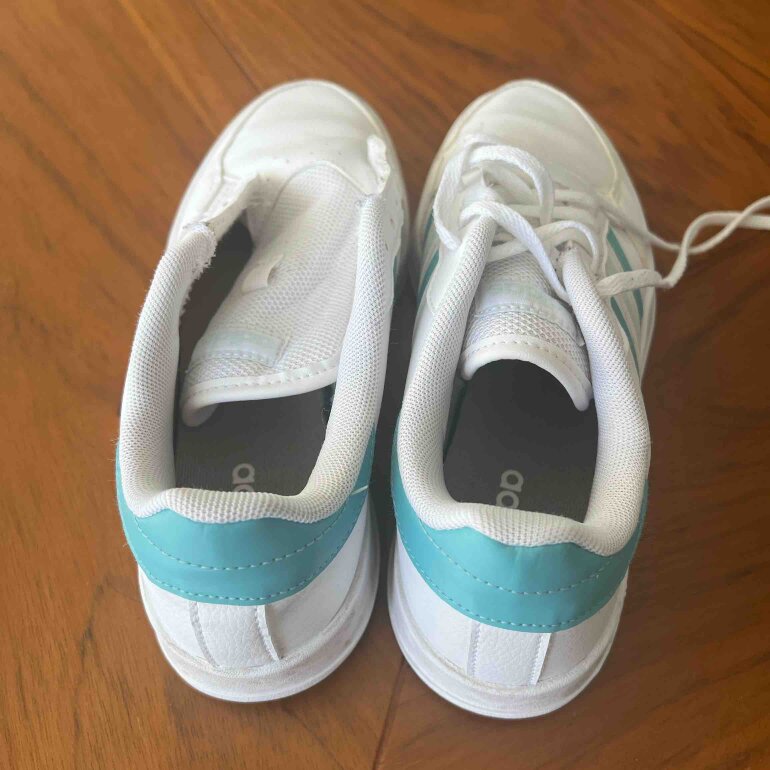 Tenis Adidas blancos franjas azules de segunda mano - GoTrendier