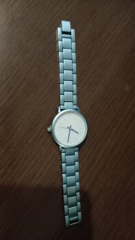 Reloj azul bajito metálico. de Bershka de segunda mano - GoTrendier