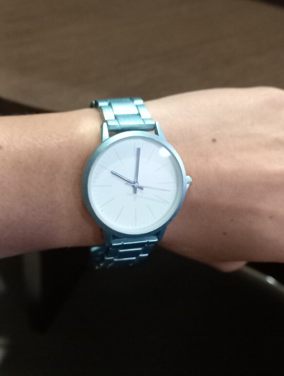 Reloj azul bajito metálico. de Bershka de segunda mano - GoTrendier