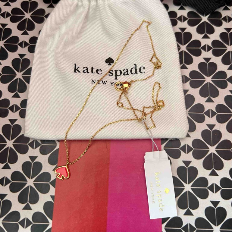 KATE SPADE- Collar Everyday Spade rojo de segunda mano - GoTrendier