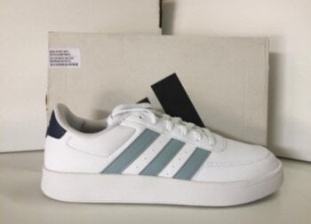 Tenis blancos con líneas azul clarito de Adidas de segunda mano ...