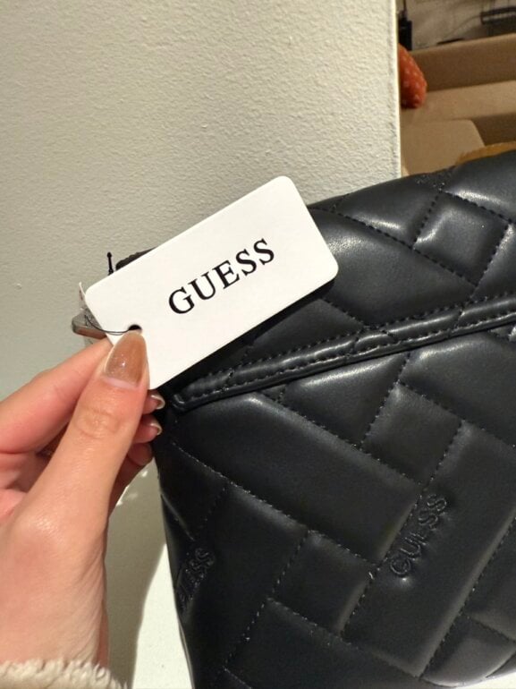 Cosmetiquera GUESS original negra de segunda mano - GoTrendier