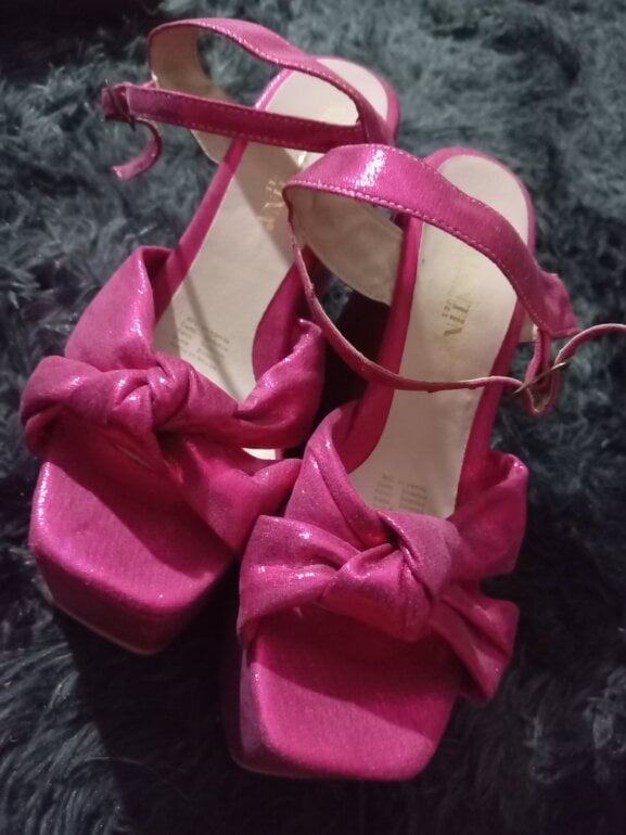 Zapatillas rosa Barbie brillos de VALENTINA de segunda mano - GoTrendier