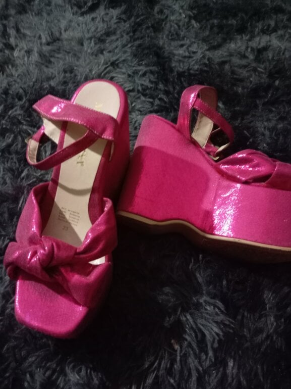 Zapatillas rosa Barbie brillos de VALENTINA de segunda mano - GoTrendier