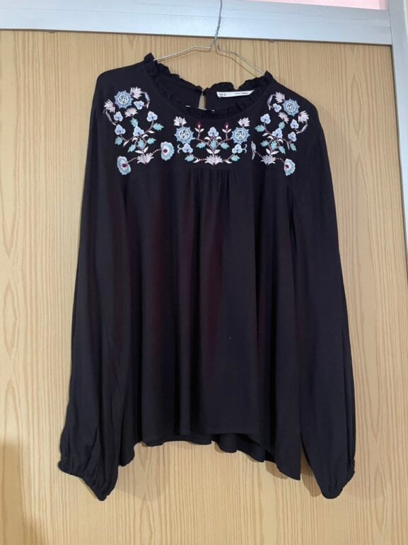 Blusa sfera negra de segunda mano - GoTrendier