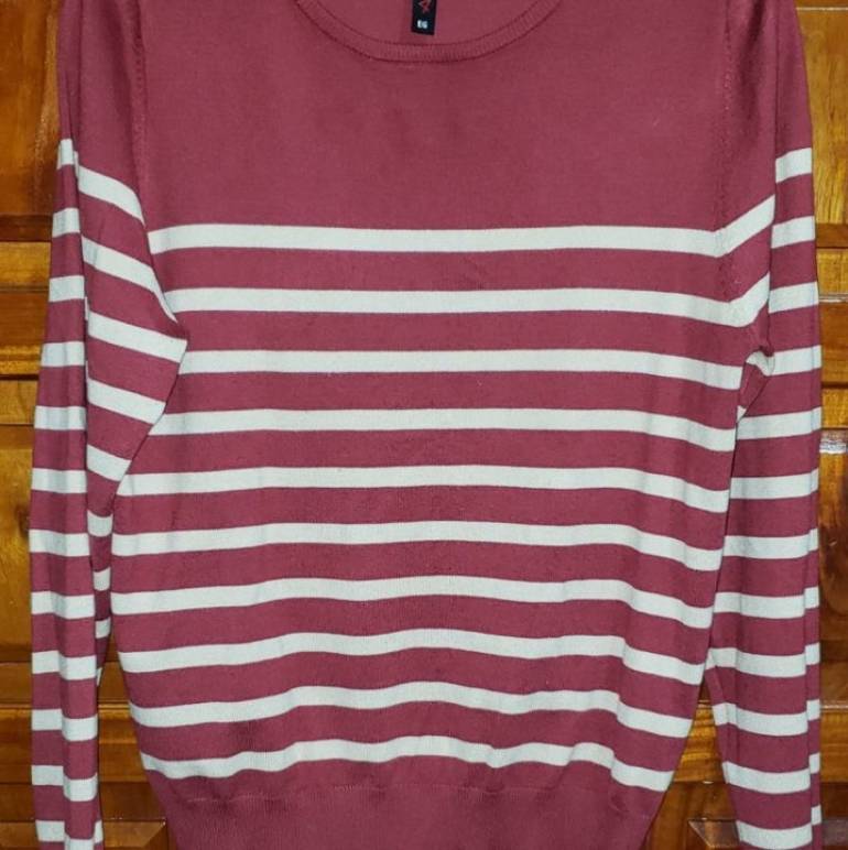 Sueter palo de Rosa con rayas frontales de Otras marcas de segunda mano ...